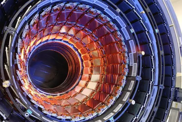 Large Hadron Collider ikufulumizitsa matabwa a proton kupita ku mphamvu 13 zotsitsire mafuta.