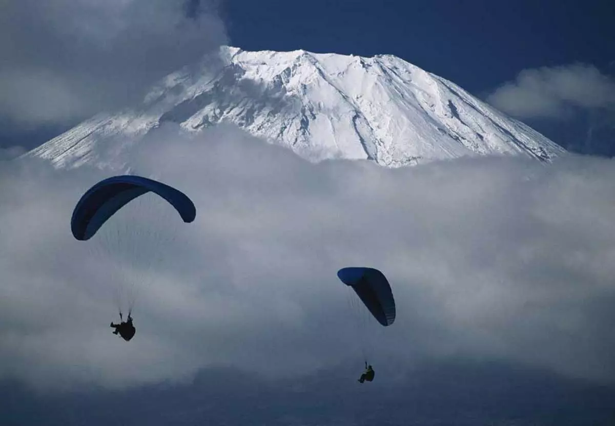 Mount Fuji: mae'r paragleidiau wedi ei wneud yma hefyd.