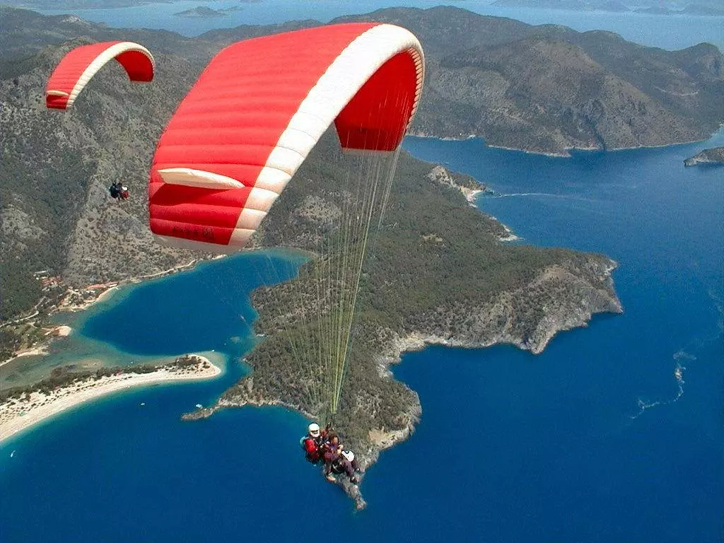 Experienced paragliders try more and more