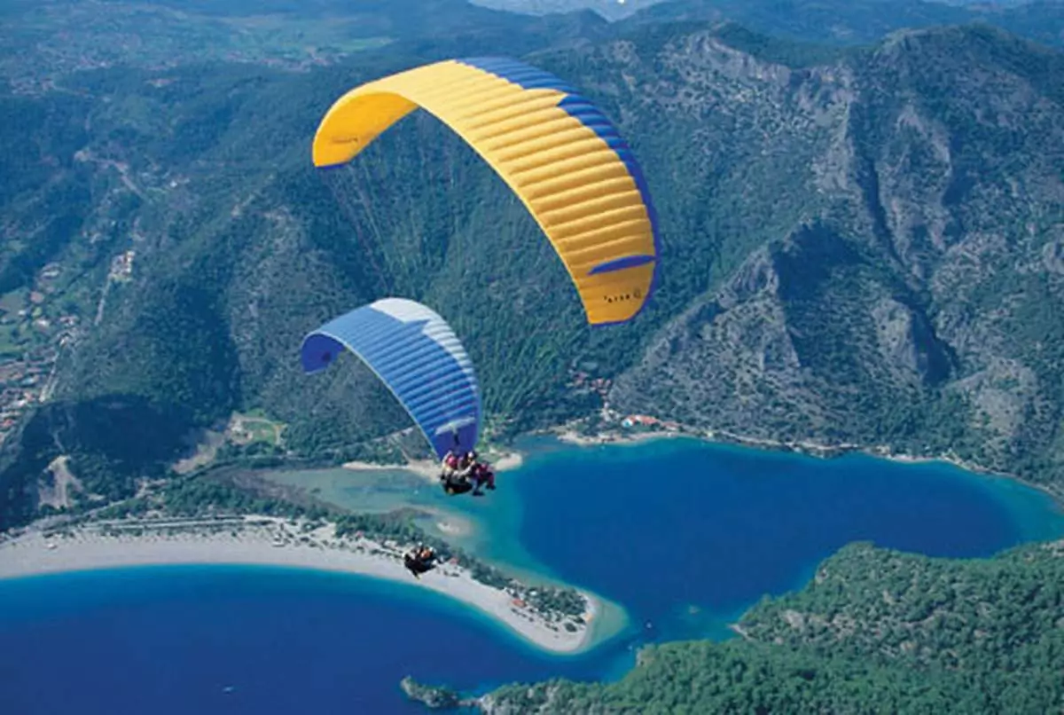 Blue sea and majestic mountains: this can only be seen from above!