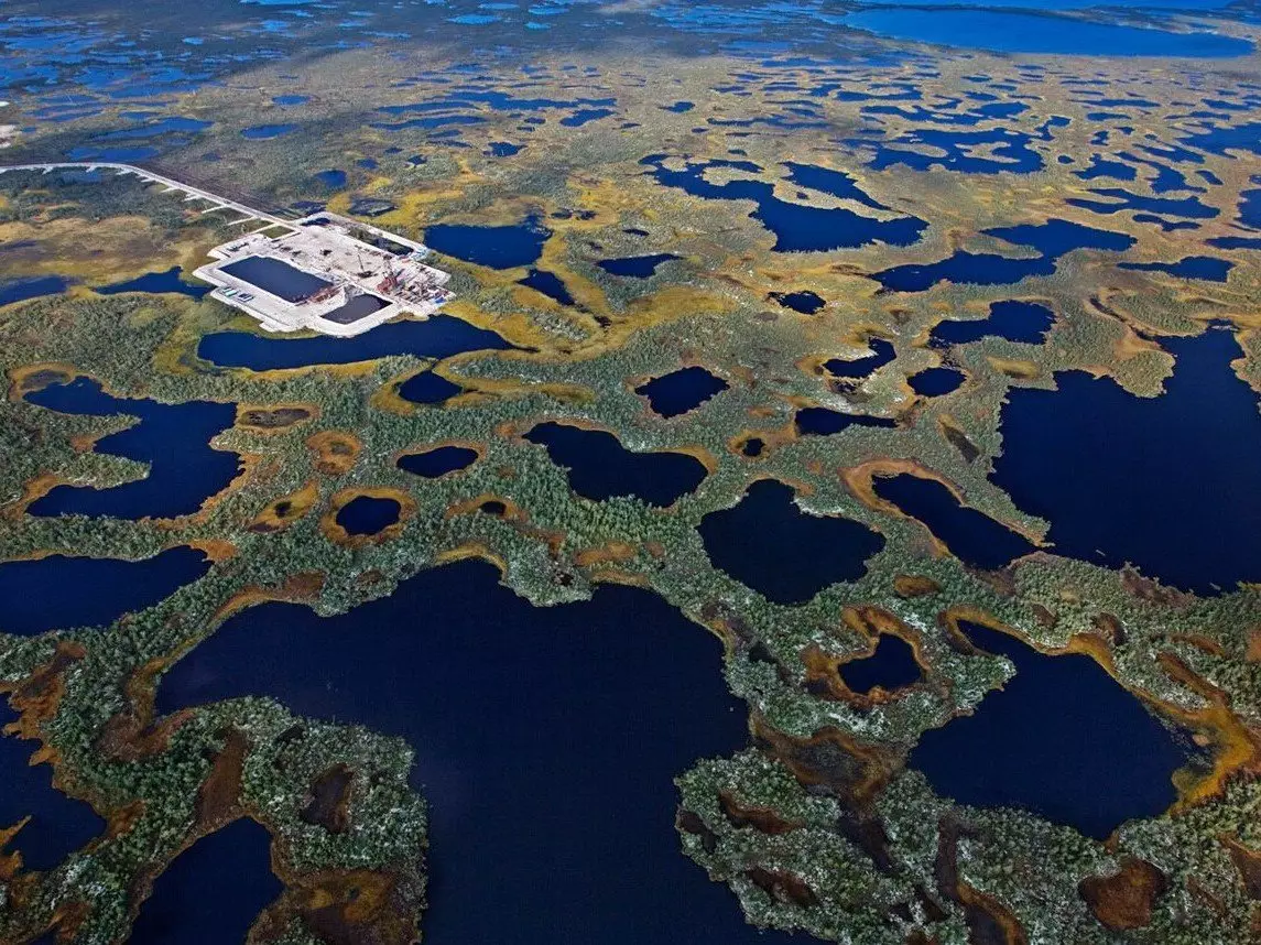 Arktik tundra hududida burg'ulash qurilmasi.