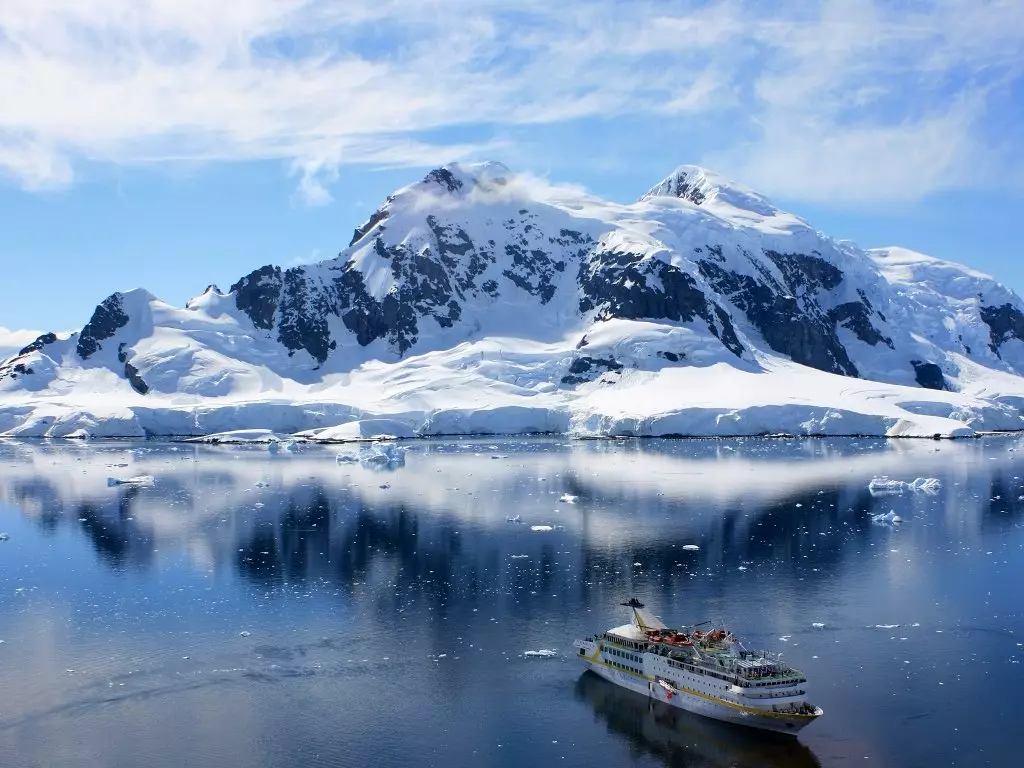 Туристички брод уз обалу Антарктика.