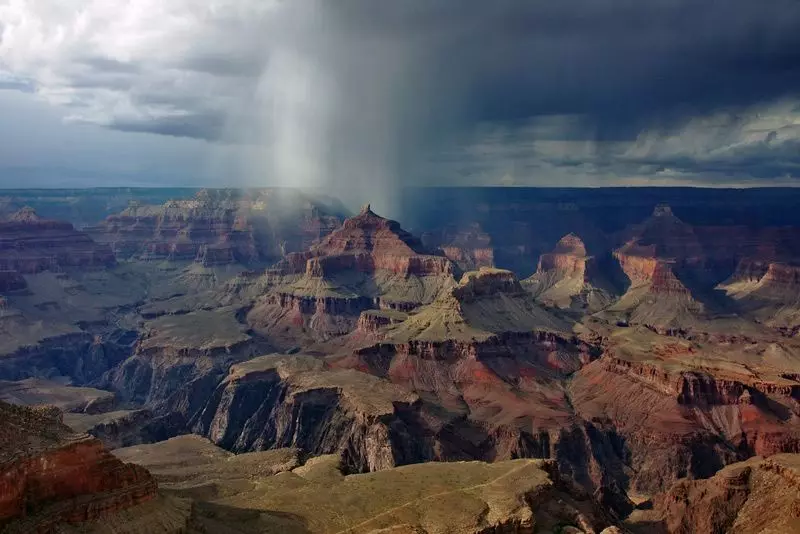 Ngurumo za mvua na mvua inayonyesha juu ya Grand Canyon