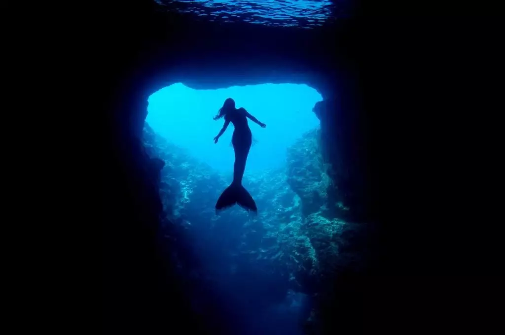 اسرار دریای عمیق "در آغوش" پری دریایی هانا: عکس های زیر آب ، نفس گیر