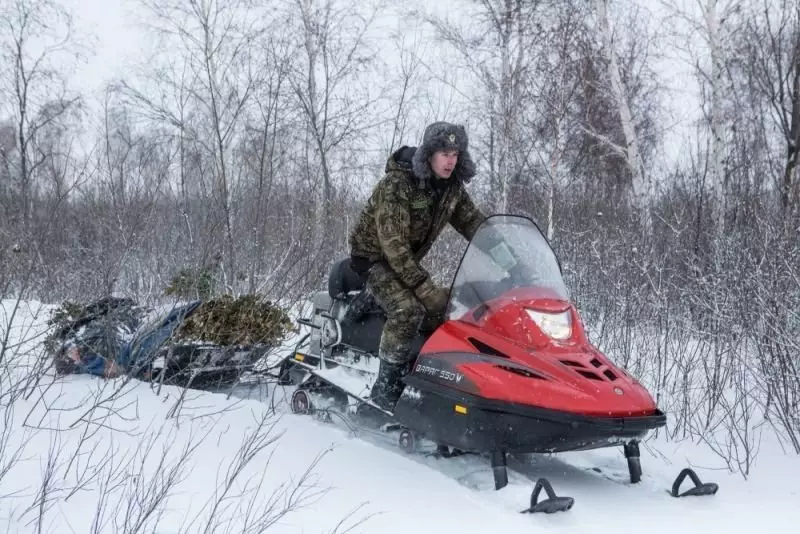 Anställda vid Novosibirsk nödministerium räddar lokala hovdjur.