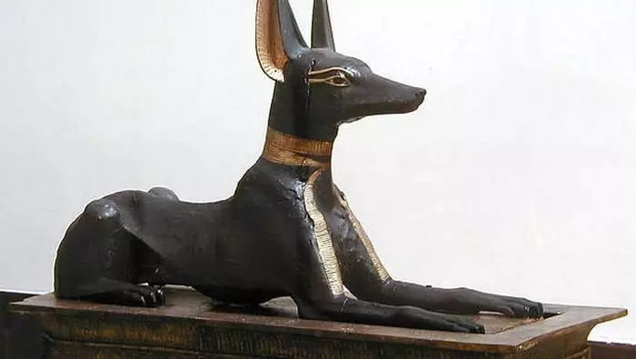 Standbeeld van Anubis.