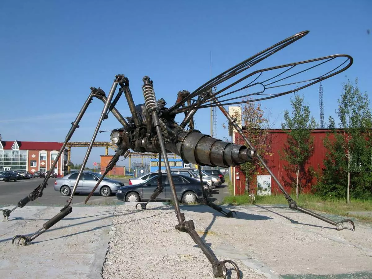 În Noyabrsk este instalată o sculptură a unui țânțar din piese metalice aruncate.