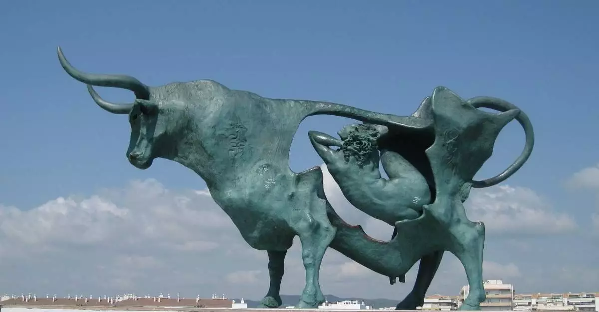 Escultura, instalada en Cataluña, que representa a Pasifae dentro dunha vaca feita por Dédalo.