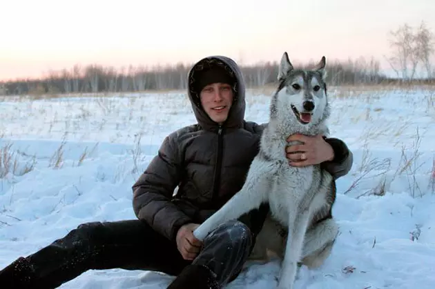 Pamilik husky Siberia Wétan nyarios yén éta mangrupikeun rencang satia sareng sobat satia.