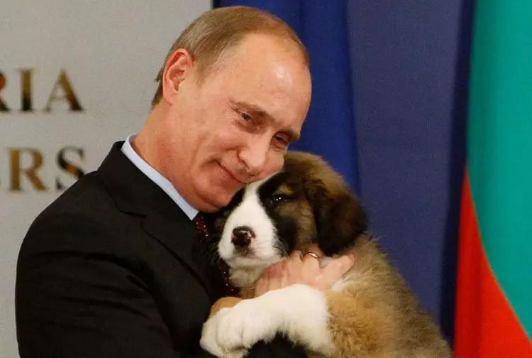 Putin abraza a un cachorro