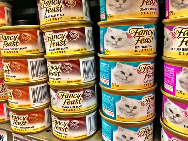 pelbagai makanan dalam tin untuk kucing